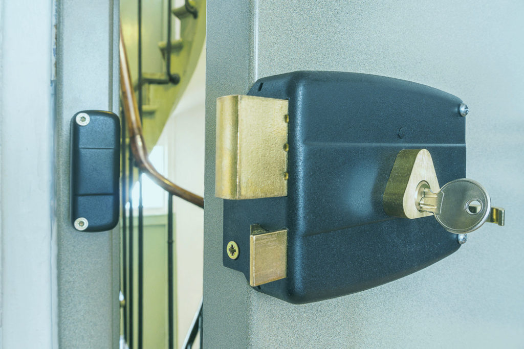 Verrou à clé : comment le choisir pour plus de sécurité ? - Serrurerie ...